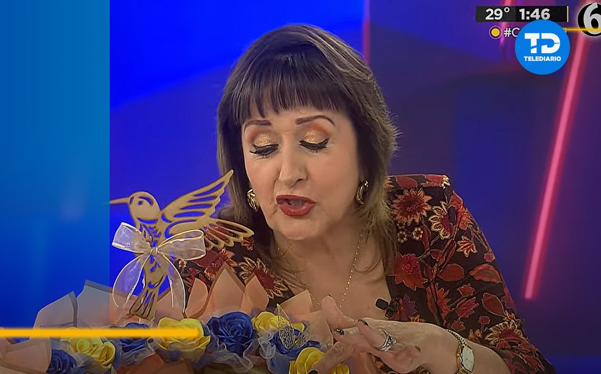 María Julia recibe enorme ramo de flores en vivo | VIDEO| Telediario México