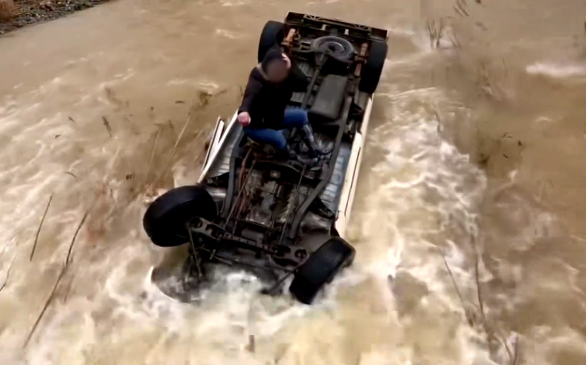 Salvan a mujer que pasó 14 horas sobre su carro volcado en un arroyo ...