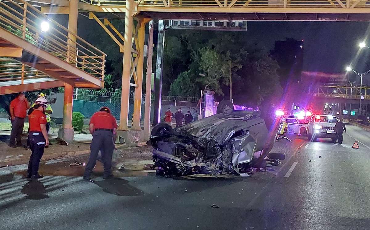 Monterrey: Volcadura en avenida Garza Sada deja dos mujeres lesionadas| Telediario México