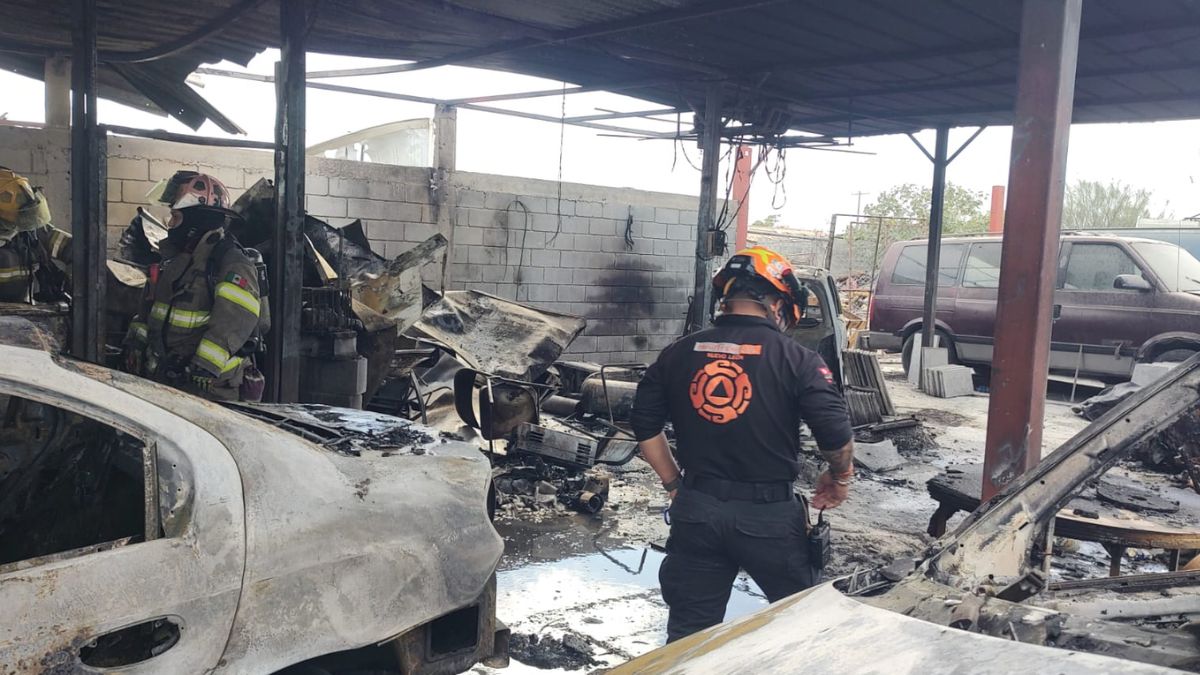 Incendio-en-lote-de-autos-en-Monterrey moviliza a-bomberos| Telediario ...